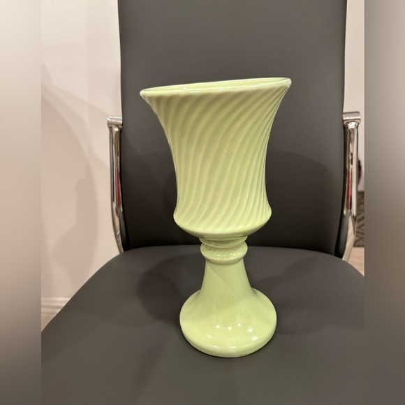 Shawnee | Accents | Shawnee Large Swirl Green Vase From The 95s Features Curved Grooved Lines ...